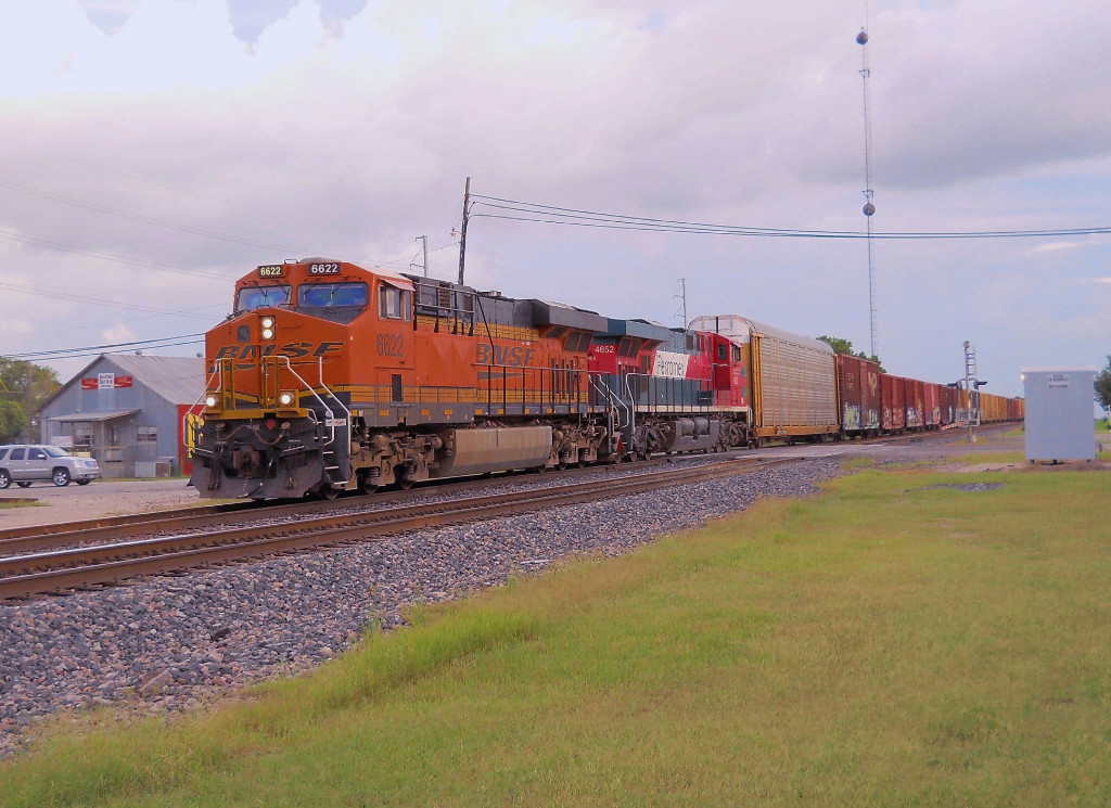 BNSF 6622 FXE 4652 23JUL10 NB Through Town
